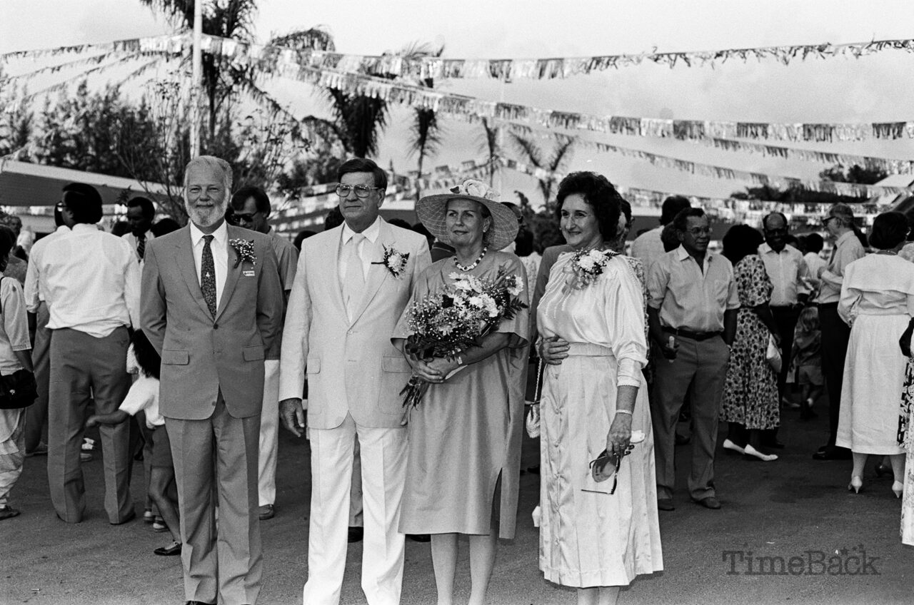 Governor opens Galleria Plaza | TimeBack