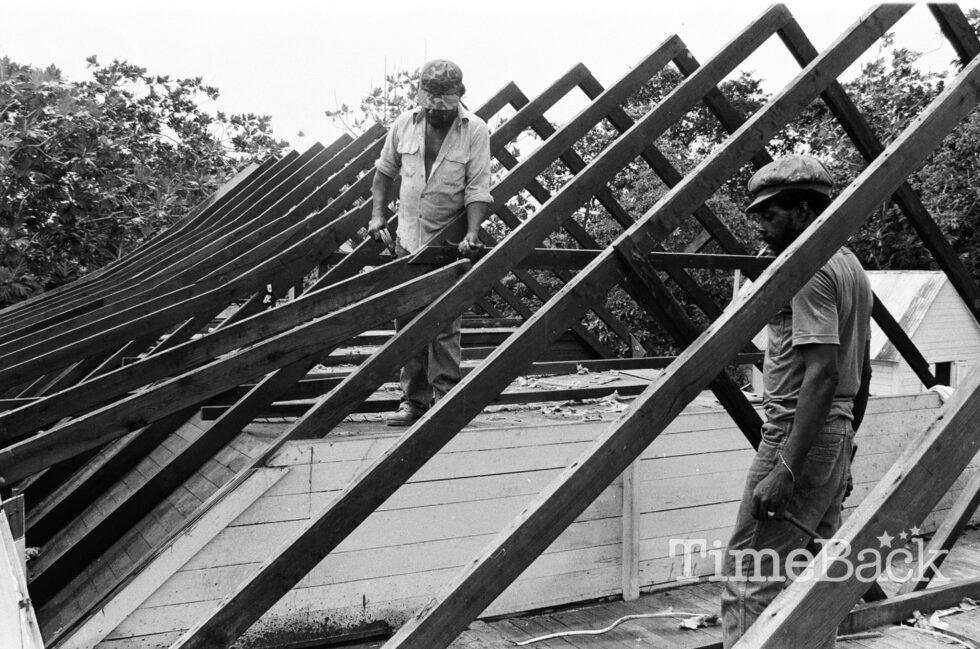 Building a roof, 1985 | TimeBack